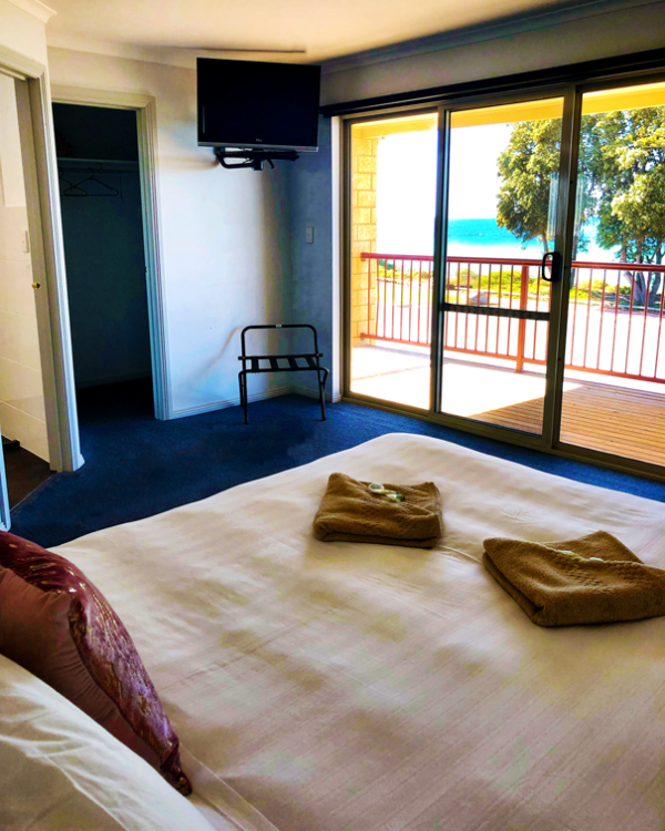 Accommodation - Tumby Bay Hotel | The Red Roof